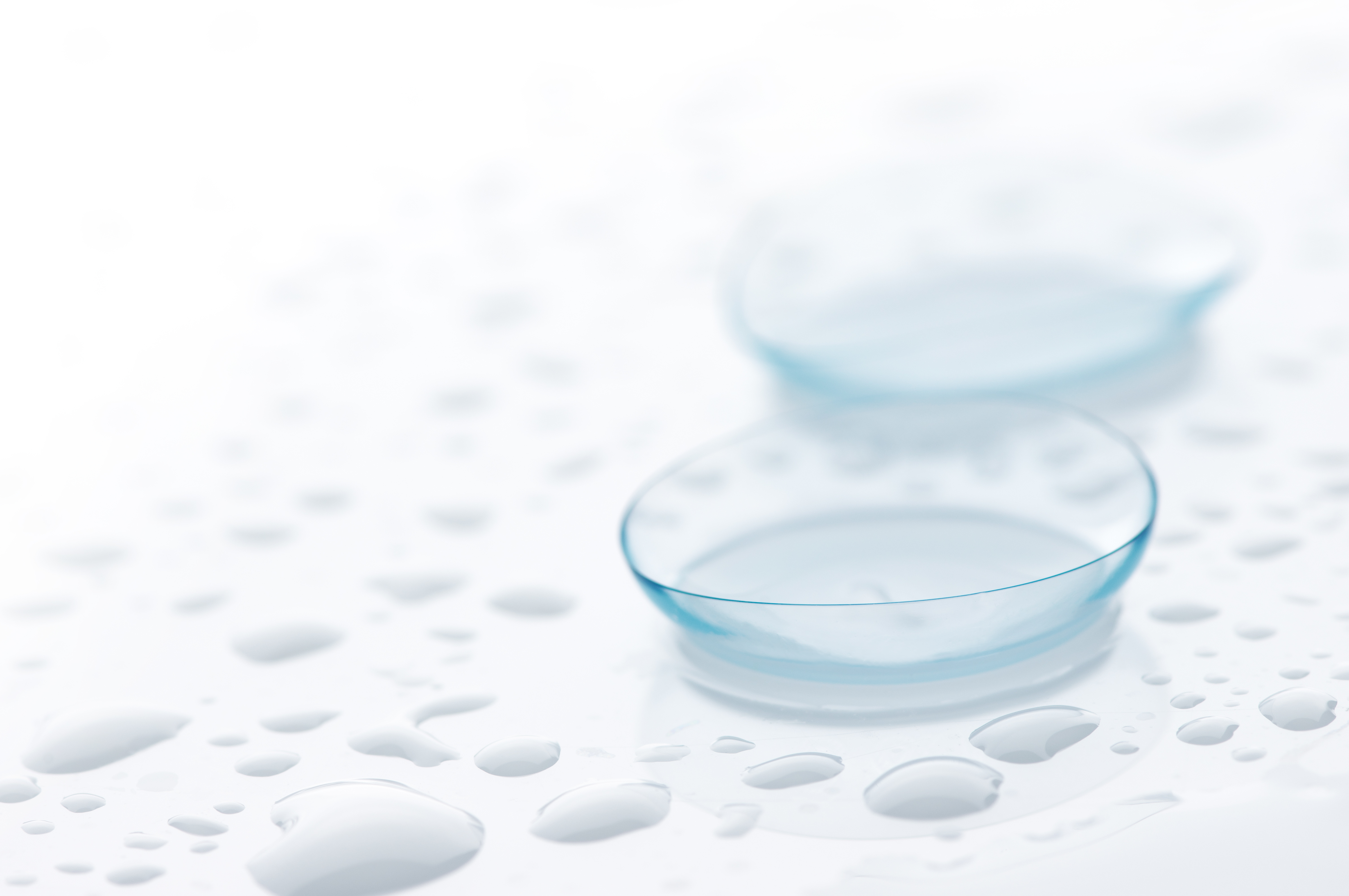 How to study the wettability of the contact lens?
