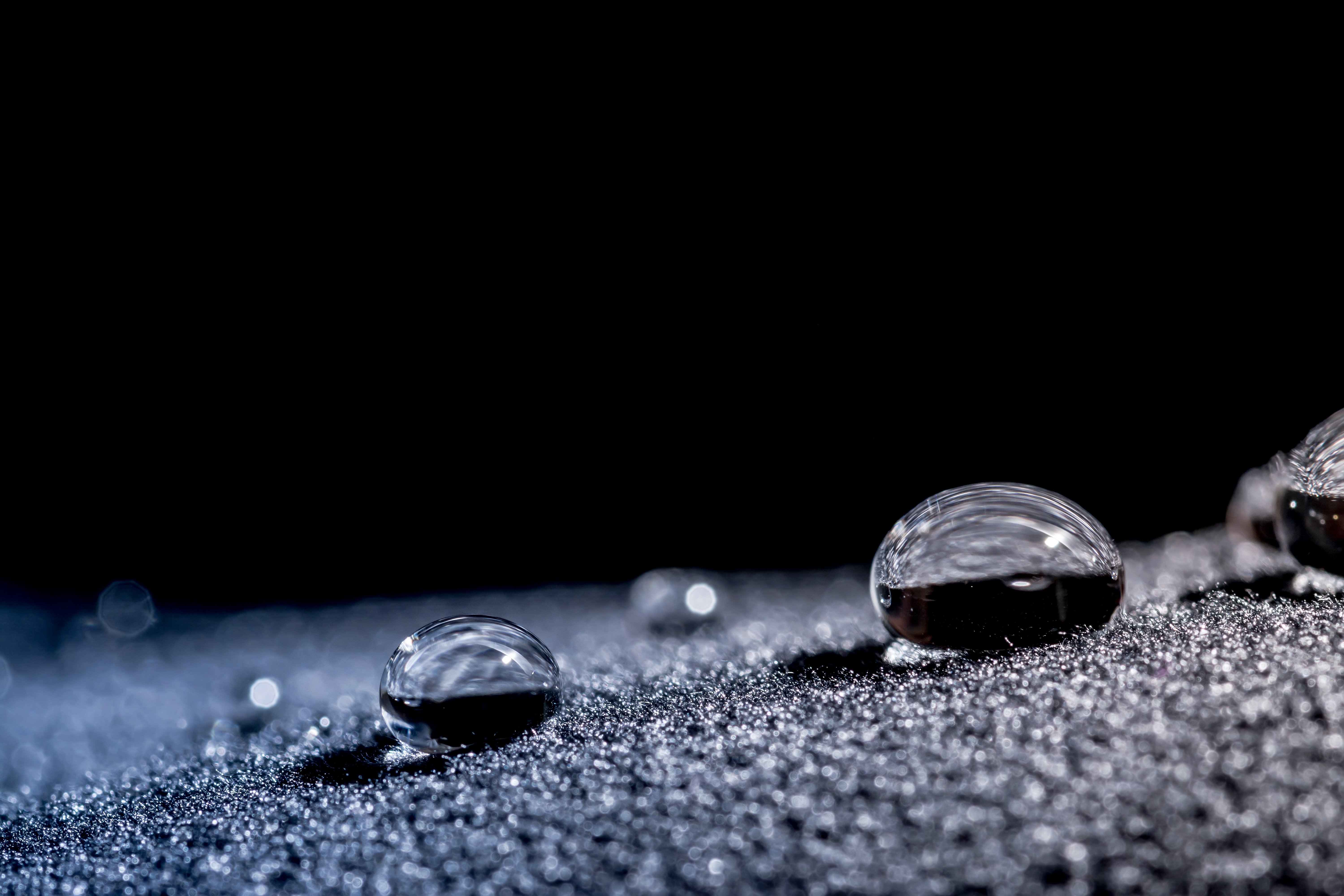 Contact angle measurements on superhydrophobic surfaces in practice